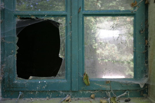 Zerbrochene Bilder – Durchsuchen 792 Archivfotos, Vektorgrafiken und ...