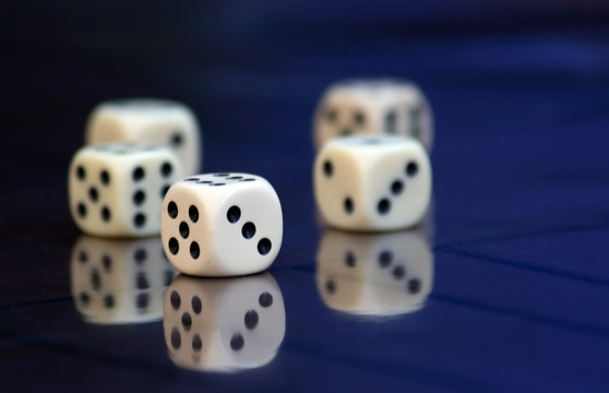 Knobeln-Bilder: Stock-Fotos & -Videos. | Adobe Stock