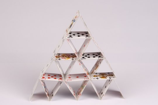 Kartenhaus bilder – Bläddra bland 171 stockfoton, vektorer och videor ...