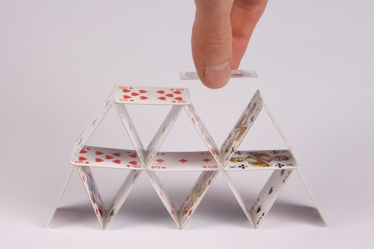 Kartenhaus bilder – Bläddra bland 171 stockfoton, vektorer och videor ...