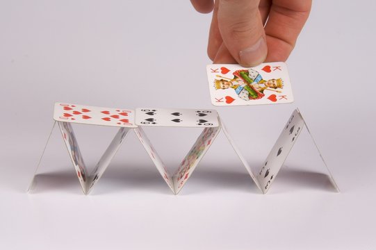 Kartenhaus bilder – Bläddra bland 171 stockfoton, vektorer och videor ...