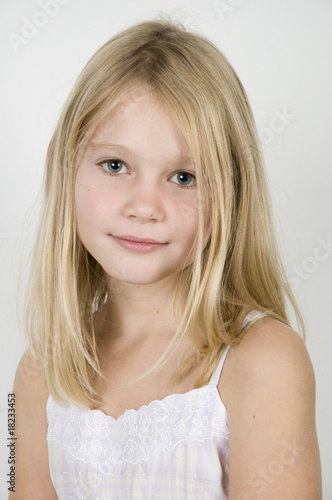 "Süsses Mädchen Portrait" Stockfotos und lizenzfreie Bilder auf Fotolia ...