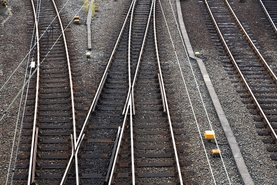 Bahngleise bilder – Bläddra bland 2,418 stockfoton, vektorer och videor ...