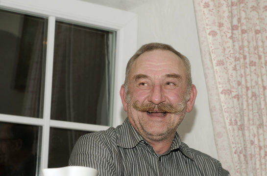 Stoppelbart bilder – Bläddra bland 138 stockfoton, vektorer och videor ...