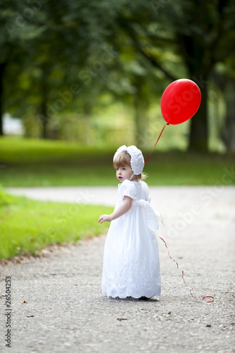 Mädchen Mit Rotem Luftballon Stockfotos Und Lizenzfreie Bilder Auf