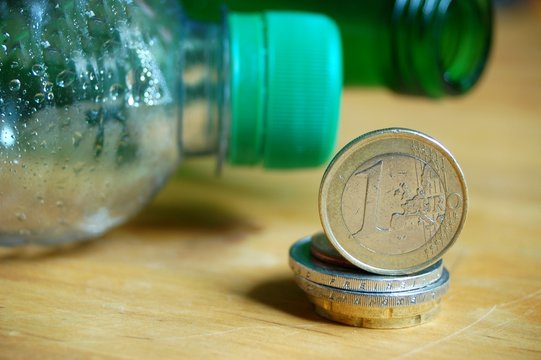 Pfandflasche Bilder – Durchsuchen 3,384 Archivfotos, Vektorgrafiken und ...