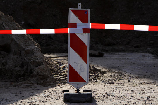 Baustellen-Absperrung Images – Browse 9 Stock Photos, Vectors, and ...