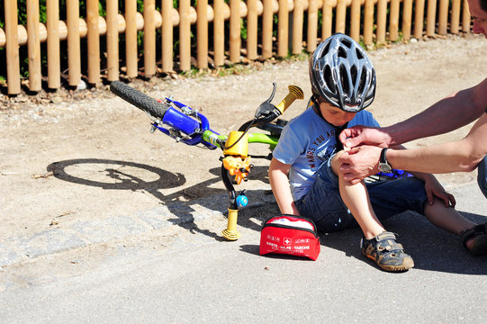 Hinfallen Bilder – Durchsuchen 698 Archivfotos, Vektorgrafiken und ...