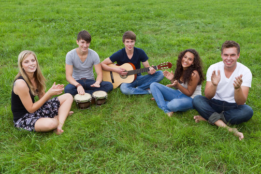 Musizieren-Bilder: Stock-Fotos & -Videos. | Adobe Stock