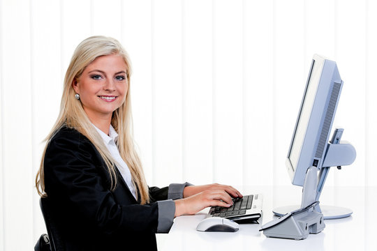 รูปภาพComputerarbeitsplatz – เลือกดูภาพถ่ายสต็อก เวกเตอร์ และวิดีโอ220 ...