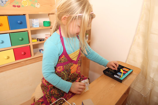 Kindchenschema 画像 - 参照 636 Stock 写真、ベクターおよびビデオ | Adobe Stock