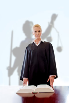 Richterpult Bilder – Durchsuchen 101 Archivfotos, Vektorgrafiken und ...