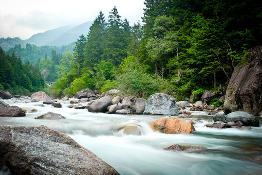 Torrente」の写真素材 | 10,647件の無料イラスト画像 | Adobe Stock
