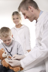 Procedimiento de orofaringoscopia para niños el otorrinolaringólogo ...