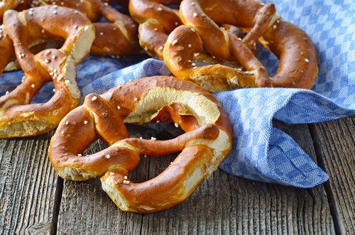 "Frische Brezen" Stockfotos und lizenzfreie Bilder auf Fotolia.com ...