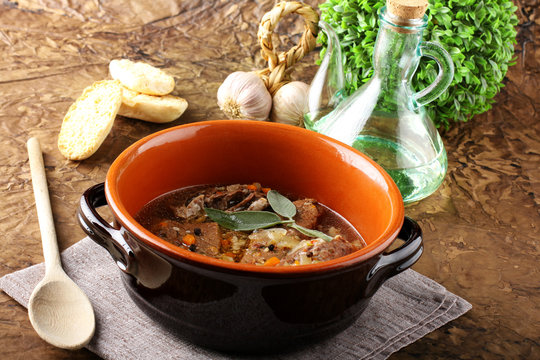 Kalbsgulasch-Bilder: Stock-Fotos & -Videos. | Adobe Stock