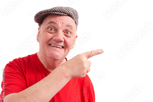"homme âgé au sourire radieux qui pointe le doigt sur fond blanc" photo ...