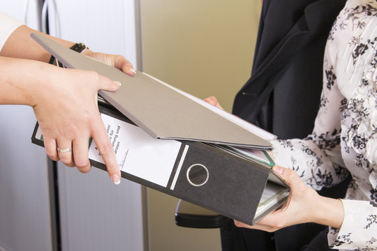 Aktenübergabe Bilder – Durchsuchen 55 Archivfotos, Vektorgrafiken und ...