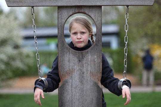 Handcuffed Child Bilder – Durchsuchen 3,254 Archivfotos, Vektorgrafiken ...