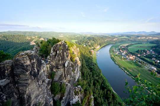 Elbtal Bilder – Durchsuchen 3,608 Archivfotos, Vektorgrafiken und ...