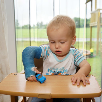 「Armbruch」の写真素材 | 152件の無料イラスト画像 | Adobe Stock