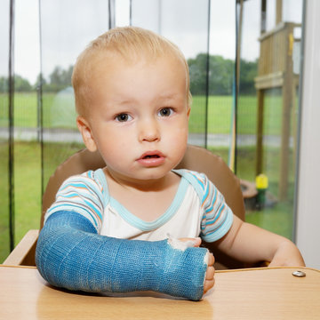 「Armbruch」の写真素材 | 145件の無料イラスト画像 | Adobe Stock