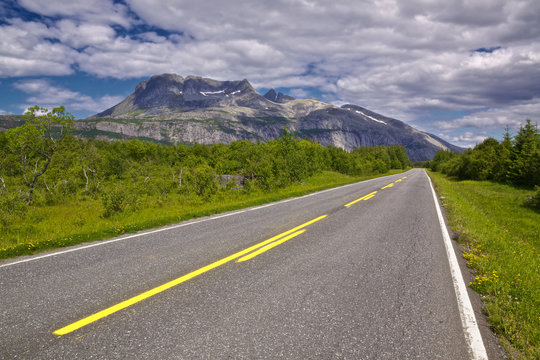 รูปภาพ"Yellow Lines" – เลือกดูภาพถ่ายสต็อก เวกเตอร์ และวิดีโอ1,248 ...