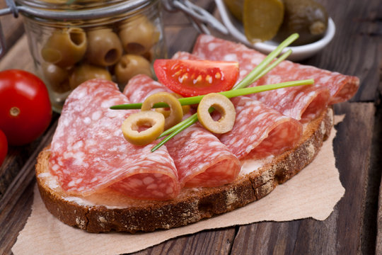 Salamibrot bilder – Bläddra bland 384 stockfoton, vektorer och videor ...