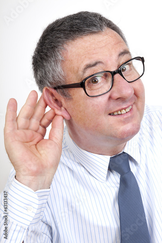 "Man holding his ear to hear better" Stockfotos und lizenzfreie Bilder ...