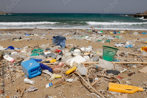 "Plage polluée en Crète" photo libre de droits sur la banque d'images ...