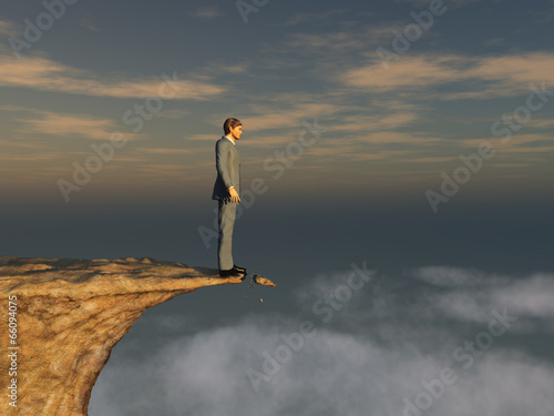 "Hombre al borde de un precipicio" Stock photo and royalty-free images ...