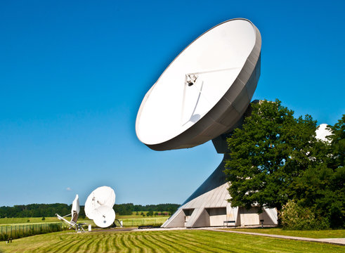 Parabolantenne Bilder – Durchsuchen 37,228 Archivfotos, Vektorgrafiken ...