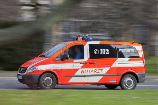 17,876 BESTE Notarztwagen BILDER, STOCK-FOTOS & -VEKTORGRAFIKEN | Adobe ...
