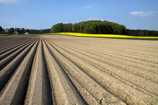 Ackerfurchen bilder – Bläddra bland 396 stockfoton, vektorer och videor ...