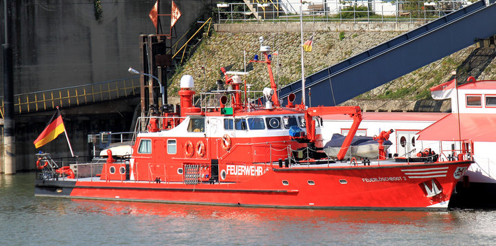Feuerwehrboot Images – Browse 60 Stock Photos, Vectors, and Video ...