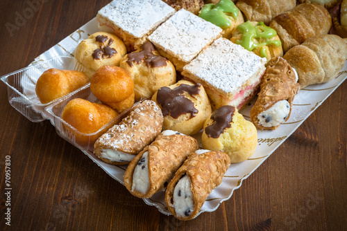 "Vassoio di pasticcini italiani" Stock photo and royalty-free images on ...