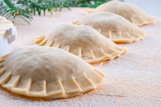 Teigtasche bilder – Bläddra bland 946 stockfoton, vektorer och videor ...