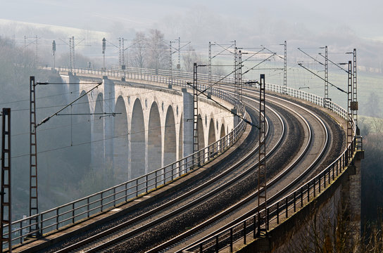 Bahnschiene bilder – Bläddra bland 867 stockfoton, vektorer och videor ...