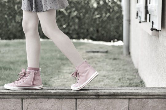 "Kid Walk"-Bilder: Stock-Fotos & -Videos. | Adobe Stock