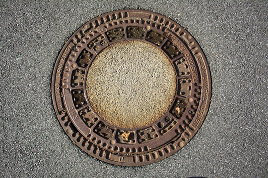 Gullideckel Bilder – Durchsuchen 5,590 Archivfotos, Vektorgrafiken und ...