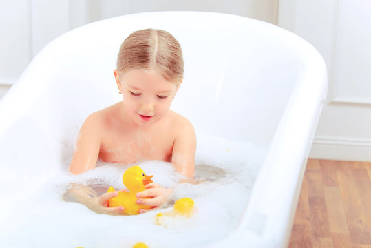 5,634 BEST Bath Time Girls IMAGES, STOCK PHOTOS & VECTORS | Adobe Stock