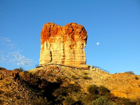 Afbeeldingen over "Chambers Pillar" – Blader in stockfoto's, vectoren ...