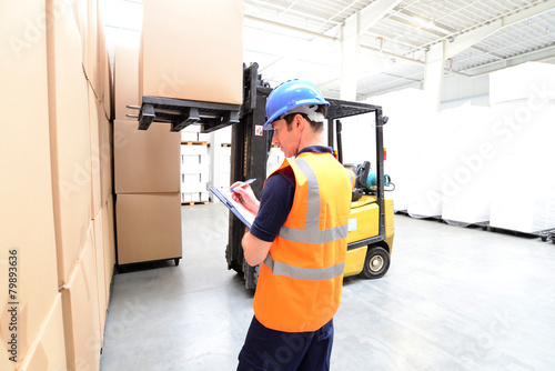 "Warenkontrolle im Lager // shipping" Stockfotos und lizenzfreie Bilder ...