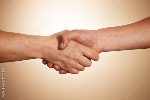 "Zusammenarbeit Hände reichen" Stockfotos und lizenzfreie Bilder auf ...