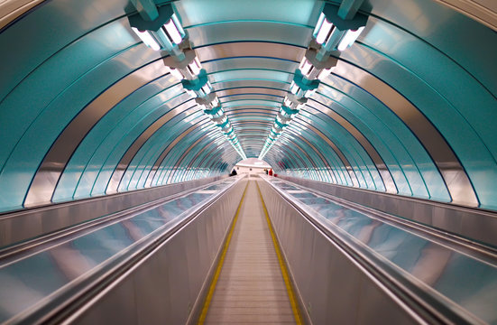 Travelator Images – Browse 1,315 Stock Photos, Vectors, and Video ...