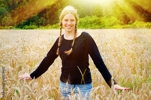"Junge, natürliche Frau im Kornfeld an einem Sommertag" Stockfotos und lizenzfreie Bilder auf ...