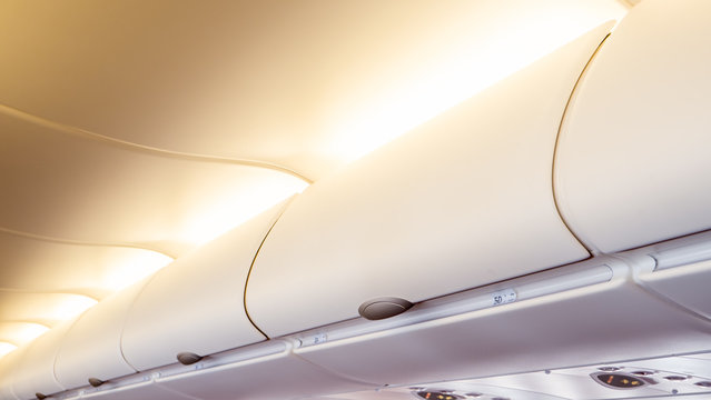 "Overhead Compartment" Bilder – Durchsuchen 213 Archivfotos ...