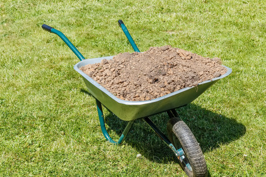รูปภาพWheelbarrows – เลือกดูภาพถ่ายสต็อก เวกเตอร์ และวิดีโอ104,647 ...