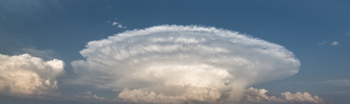 รูปภาพCumulon – เลือกดูภาพถ่ายสต็อก เวกเตอร์ และวิดีโอ100 | Adobe Stock