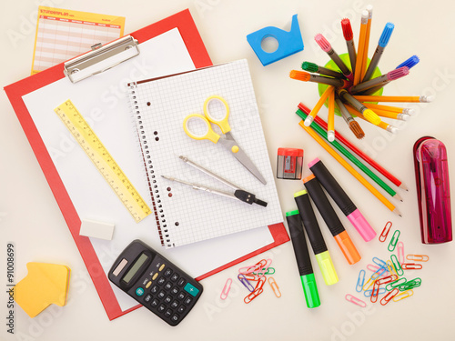 "Schulsachen auf Schreibtisch" Stockfotos und lizenzfreie Bilder auf ...